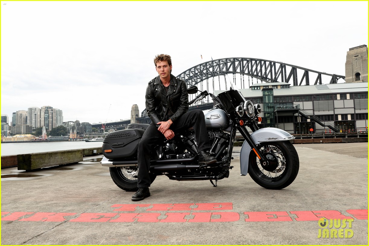 Austin Butler Poses with Motorcycle at 'The Bikeriders' Press Event in ...