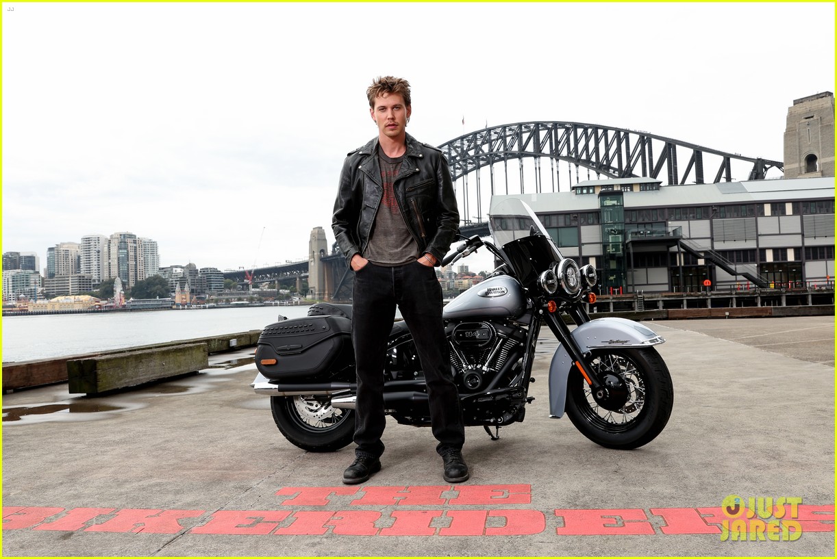 Austin Butler Poses with Motorcycle at 'The Bikeriders' Press Event in ...