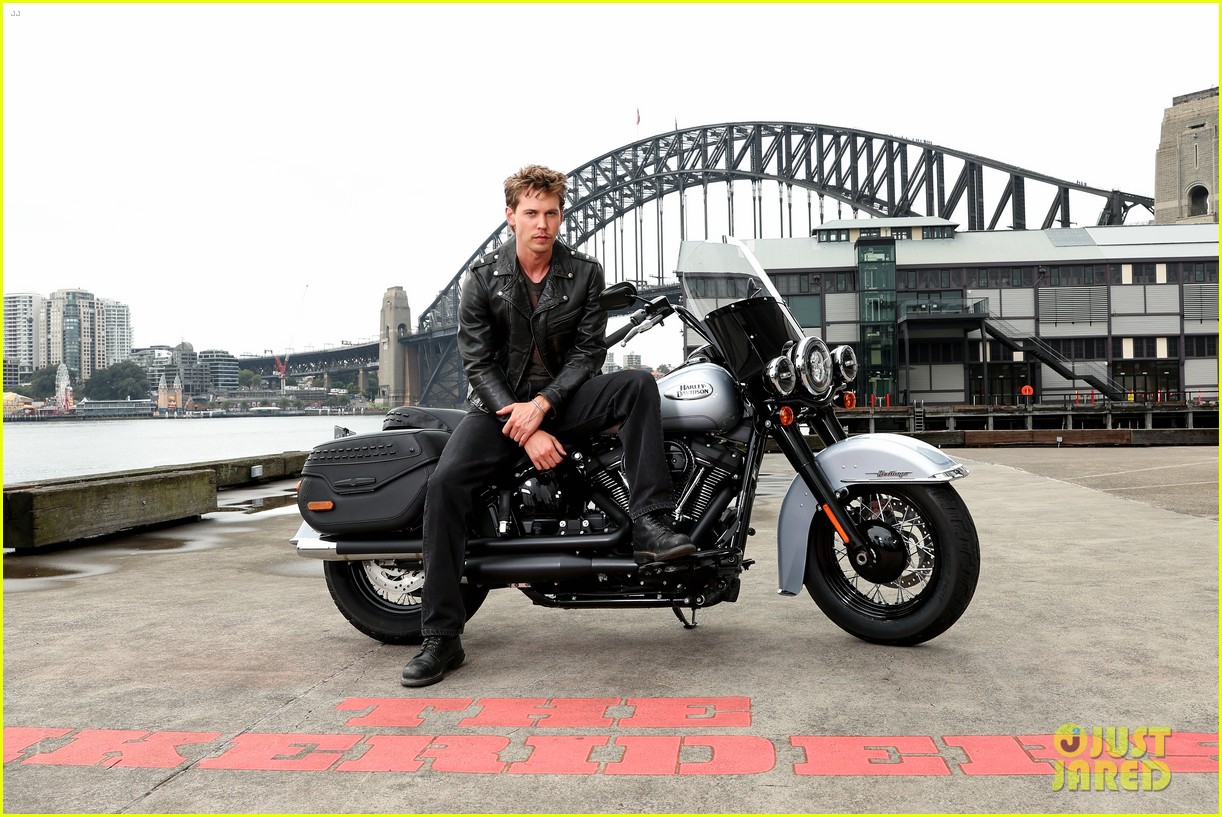 Austin Butler Poses with Motorcycle at 'The Bikeriders' Press Event in ...
