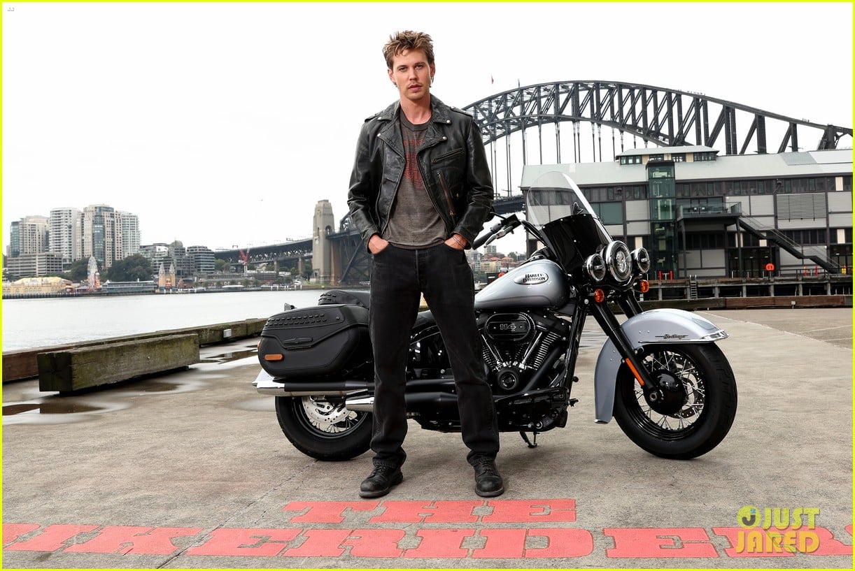 Austin Butler Poses with Motorcycle at 'The Bikeriders' Press Event in ...
