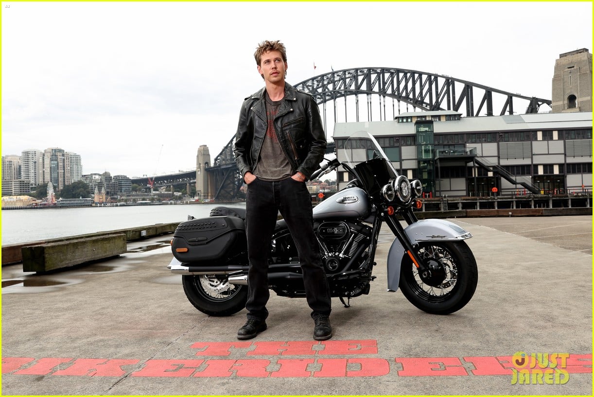 Austin Butler Poses with Motorcycle at 'The Bikeriders' Press Event in ...