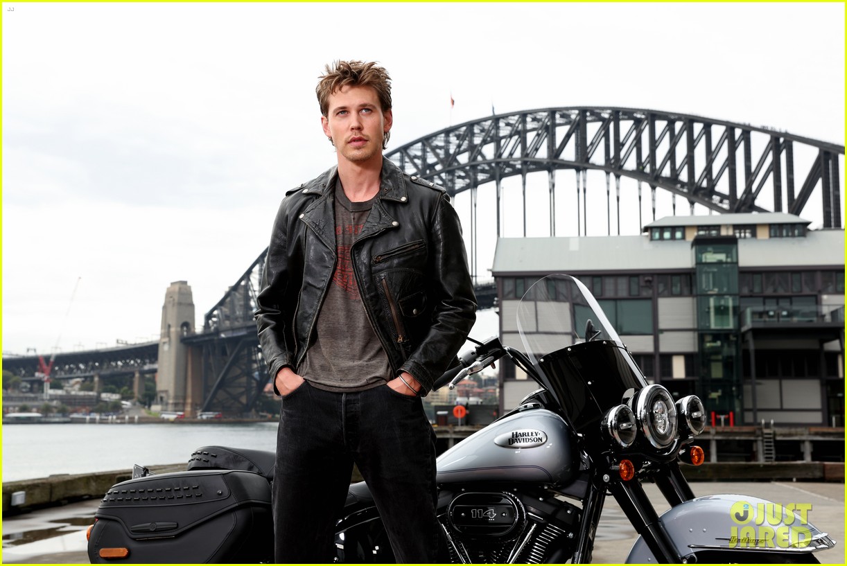 Austin Butler Poses with Motorcycle at 'The Bikeriders' Press Event in ...