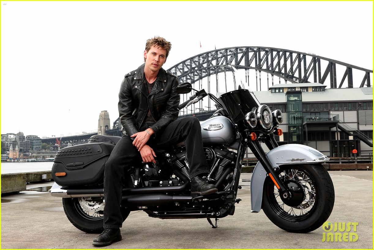 Austin Butler Poses with Motorcycle at 'The Bikeriders' Press Event in ...