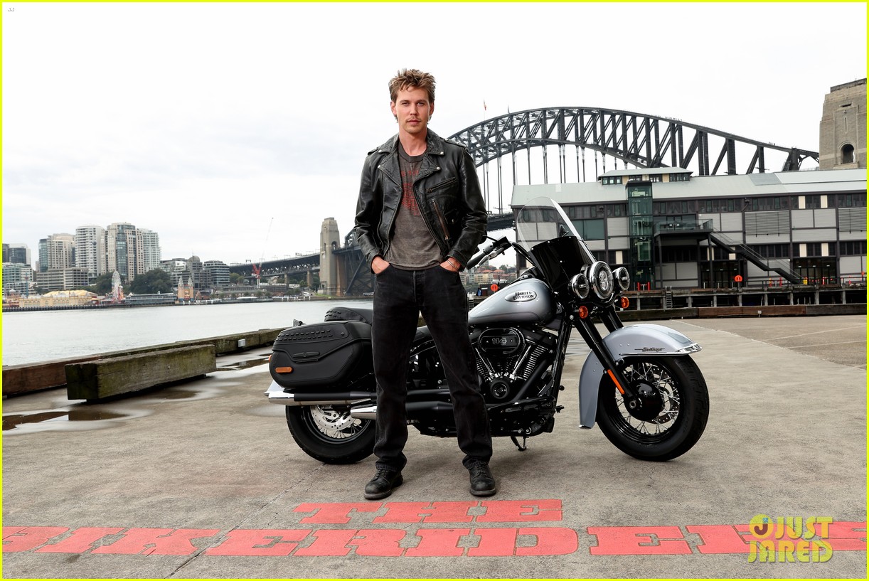 Austin Butler Poses with Motorcycle at 'The Bikeriders' Press Event in ...
