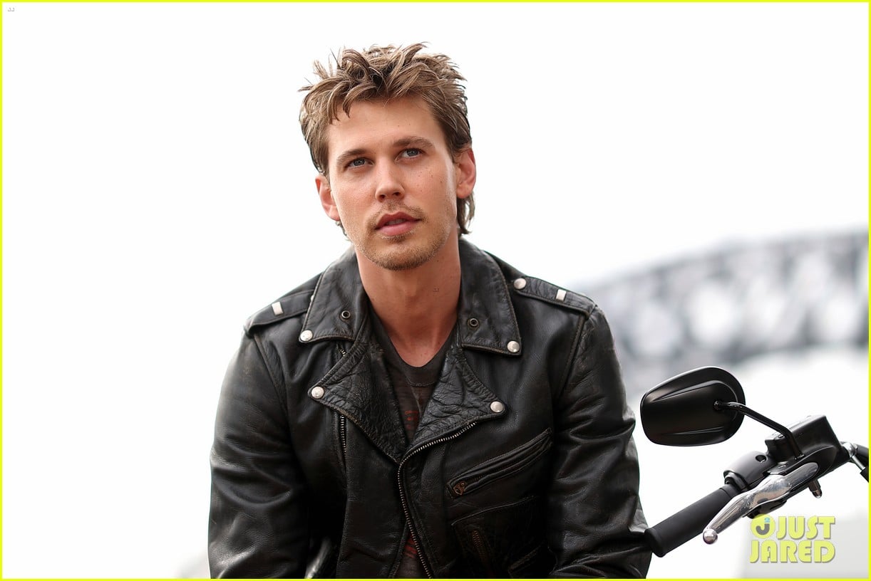 Austin Butler Poses with Motorcycle at 'The Bikeriders' Press Event in ...