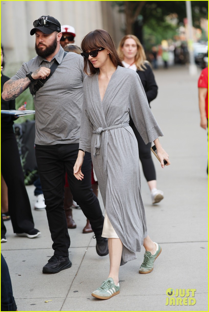 Dakota Johnson & Chris Evans Film Scenes for 'Materialists' at County Clerk's Office: Photo ...