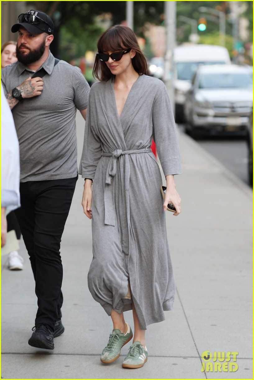 Dakota Johnson & Chris Evans Film Scenes for 'Materialists' at County Clerk's Office: Photo ...