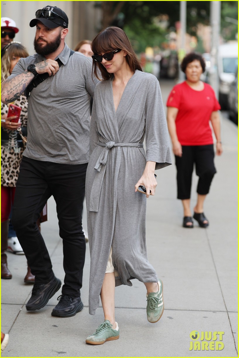 Dakota Johnson & Chris Evans Film Scenes for 'Materialists' at County Clerk's Office: Photo ...