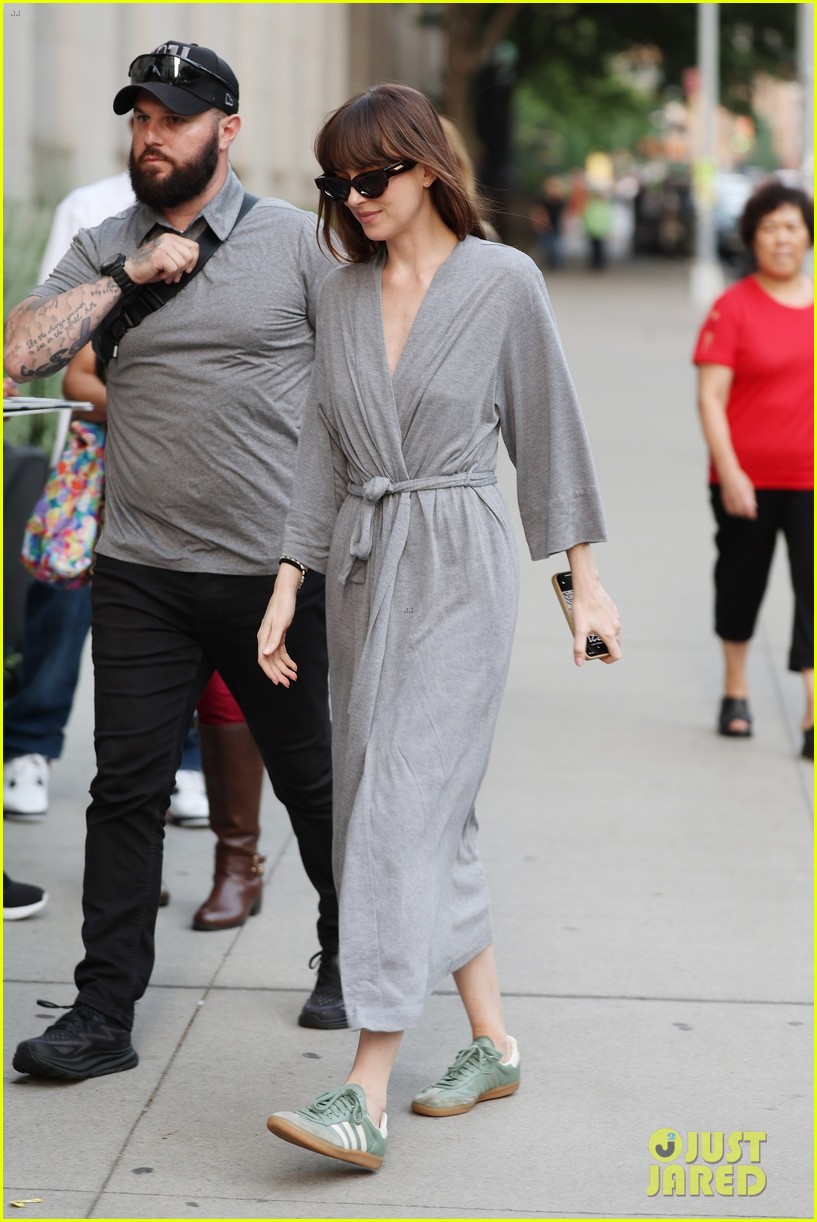 Dakota Johnson & Chris Evans Film Scenes for 'Materialists' at County Clerk's Office: Photo ...
