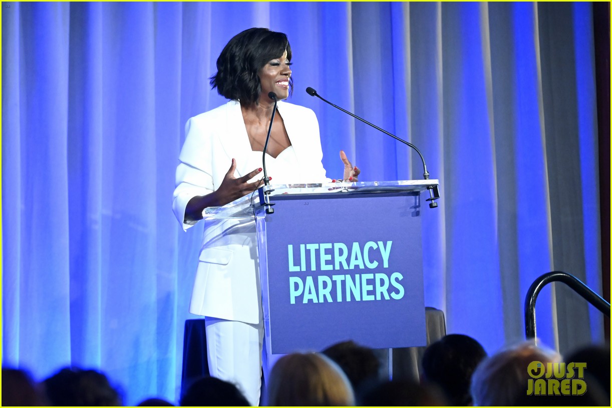 Viola Davis Bares Midriff in Crop Top While Being Honored at Literacy ...
