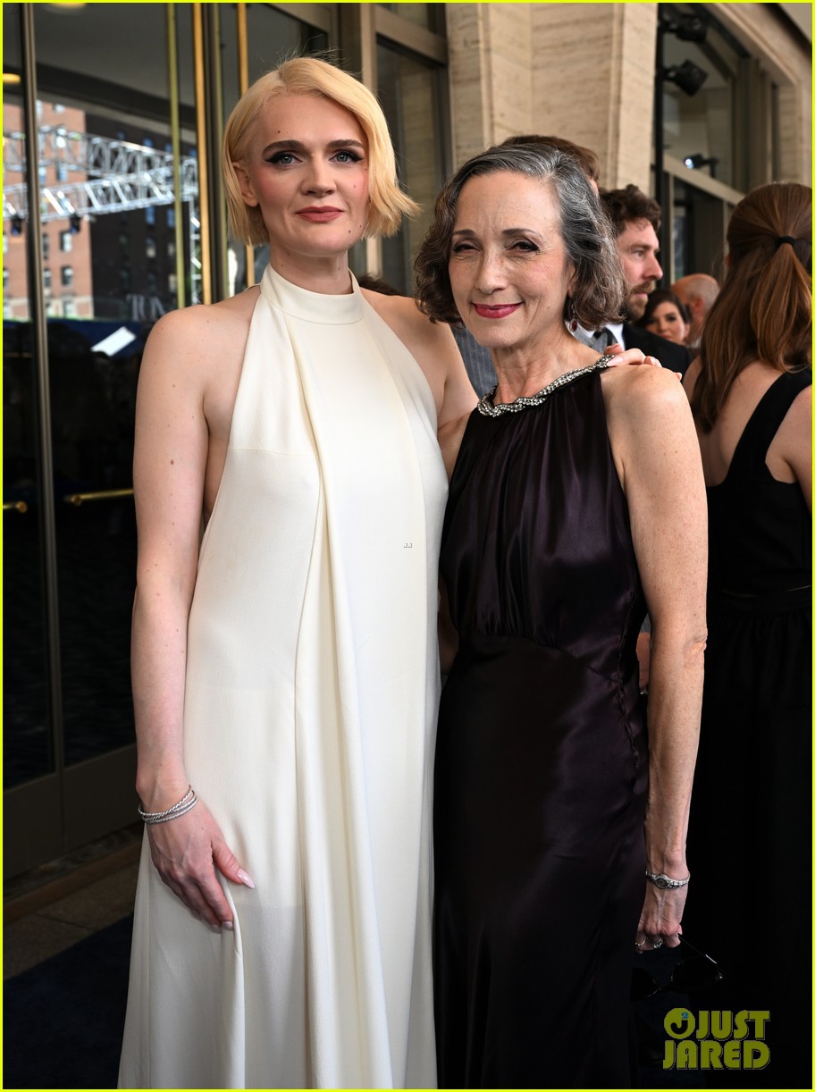 Eddie Redmayne & Gayle Rankin Bring Cabaret's Kit Kat Club to the Tony ...