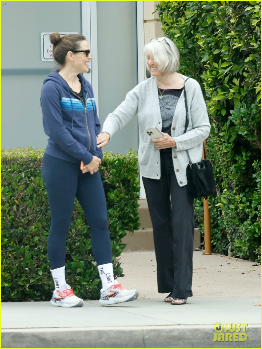 Jennifer Garner Embraces Ben Affleck's Mom While Running Into Them ...