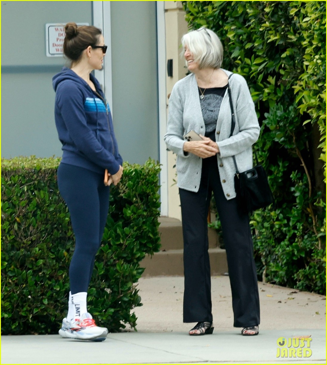 Jennifer Garner Embraces Ben Affleck's Mom While Running Into Them ...