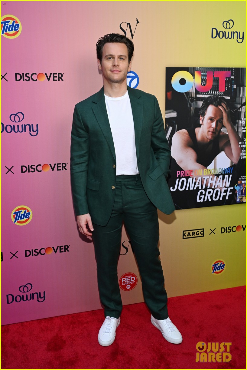 Jonathan Groff Jokes About Being Single While Attending NYC Pride Event ...