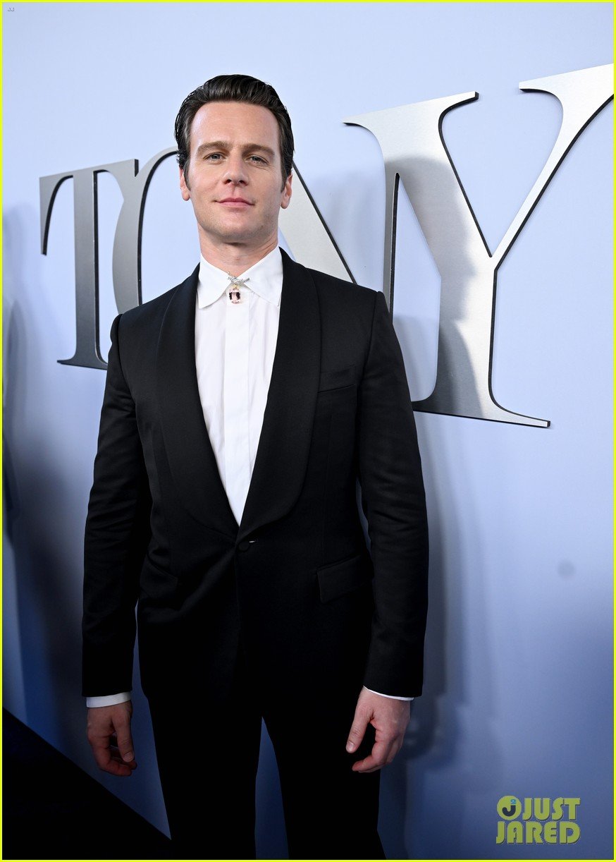 Jonathan Groff & Pregnant Lindsay Mendez Share Sweet Moment on Tony ...