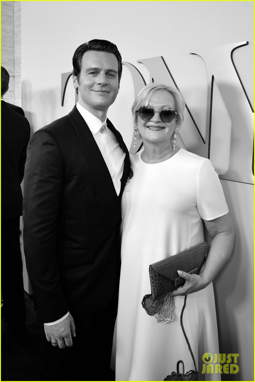 Jonathan Groff & Pregnant Lindsay Mendez Share Sweet Moment on Tony ...