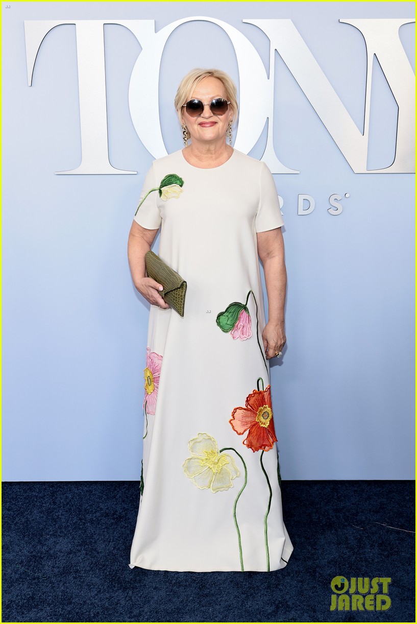 Jonathan Groff & Pregnant Lindsay Mendez Share Sweet Moment on Tony ...