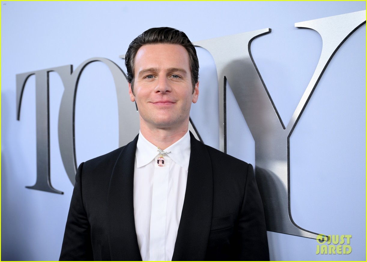 Jonathan Groff & Pregnant Lindsay Mendez Share Sweet Moment on Tony ...