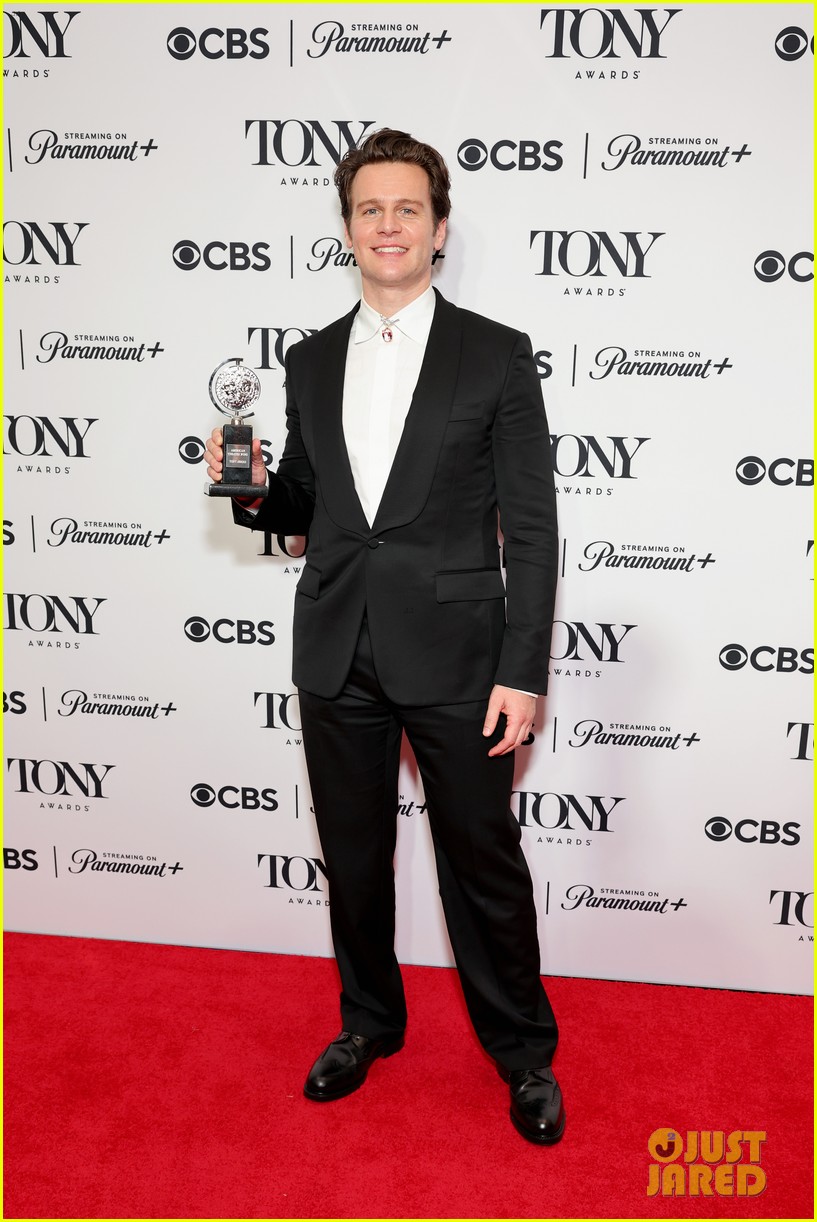 Jonathan Groff Tears Up After Winning First Tony Award, Gives Touching ...