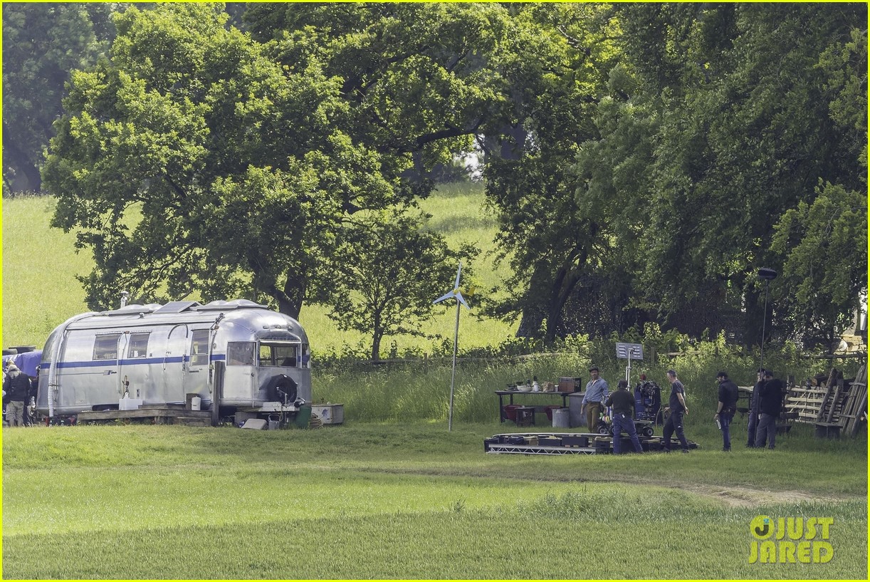 Hugh Jackman Gets Into Character in First 'Three Bags Full' Set Photos ...