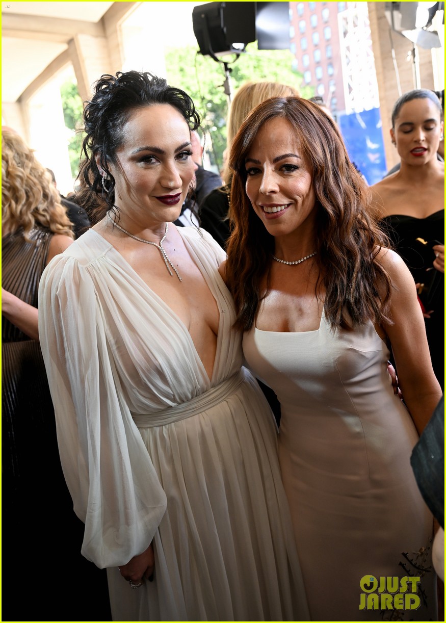 Idina Menzel Supports Her 'Wicked' Understudies Eden Espinosa & Shoshana Bean at Tony Awards ...