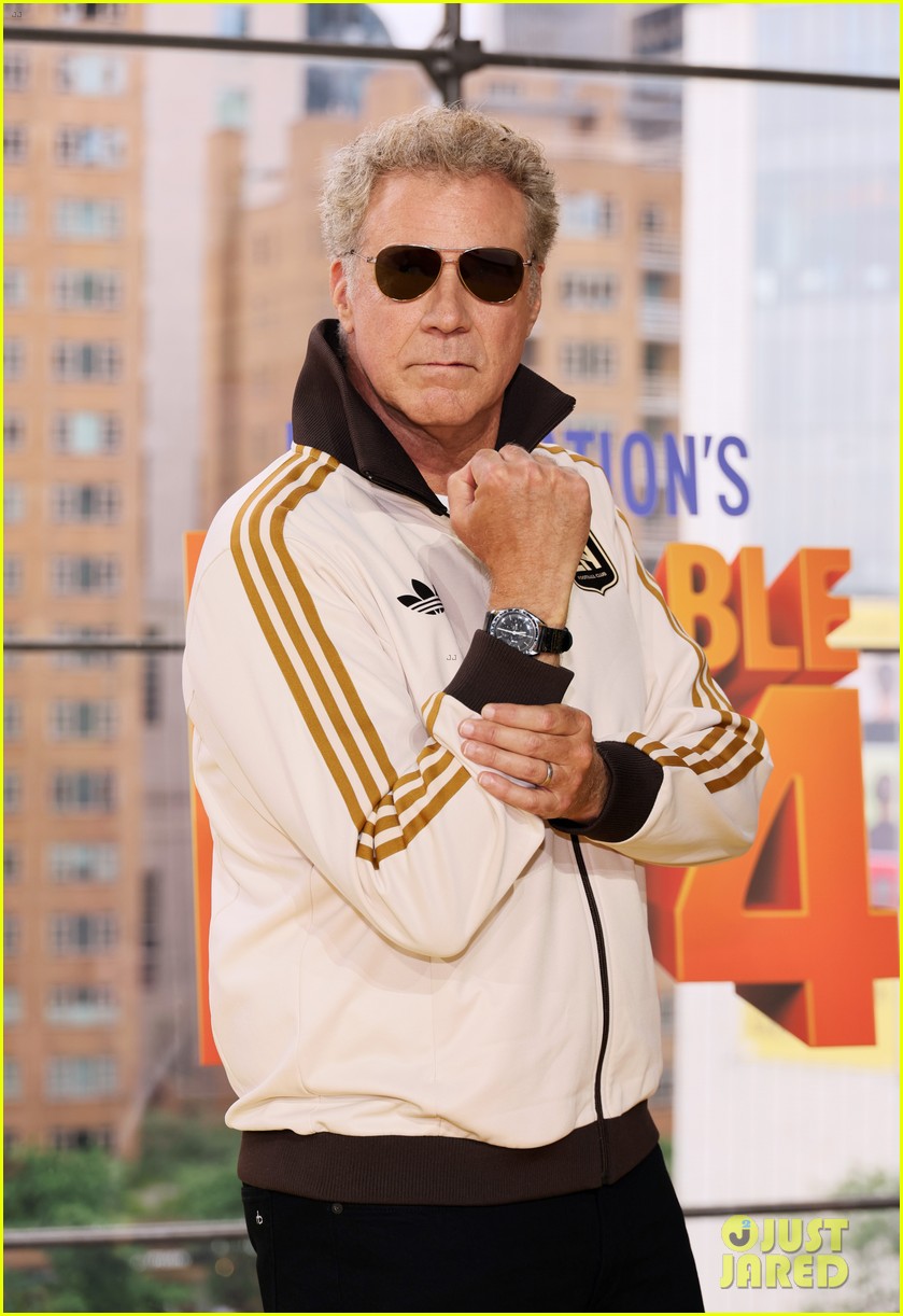 Joey King Brings a Pack of Minions (aka French Bulldogs) to 'Despicable ...