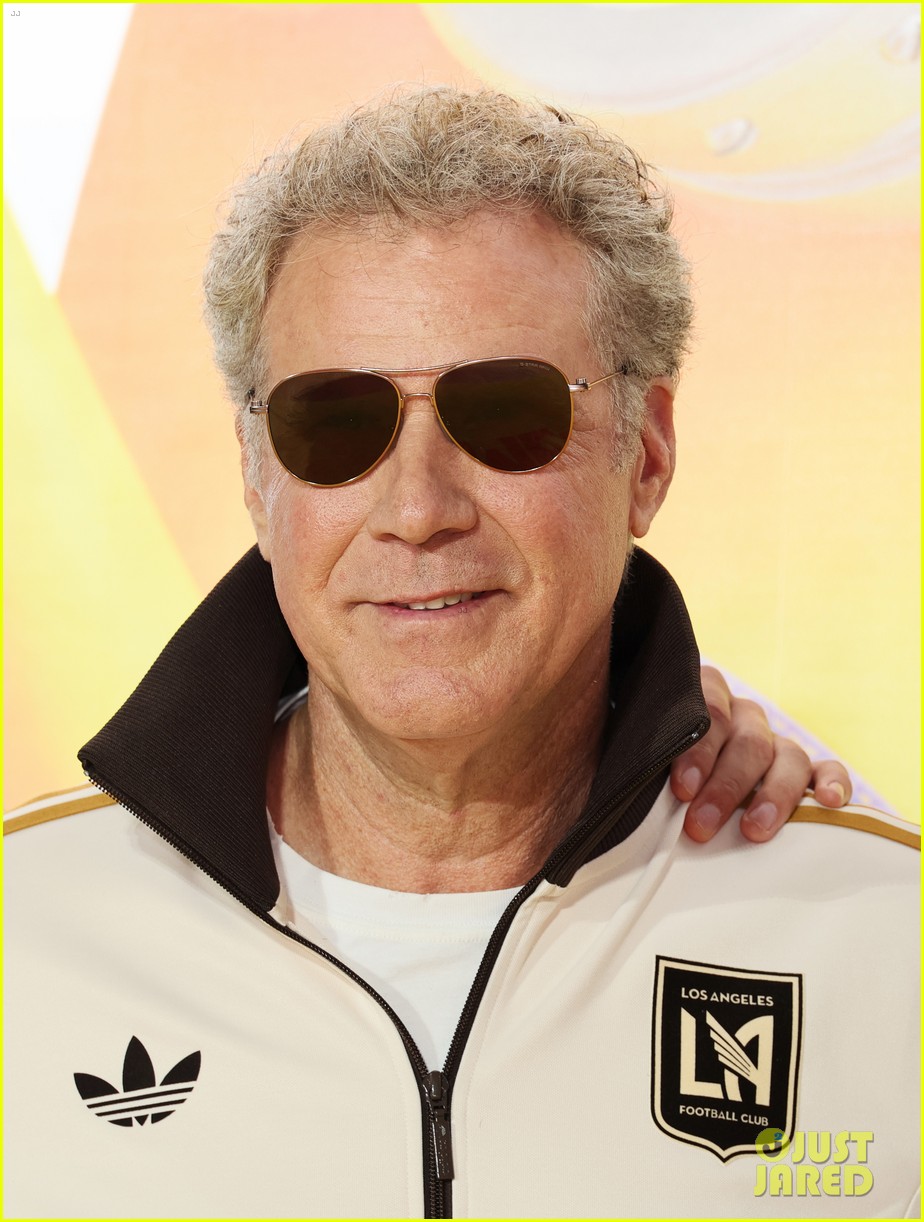 Joey King Brings a Pack of Minions (aka French Bulldogs) to 'Despicable ...