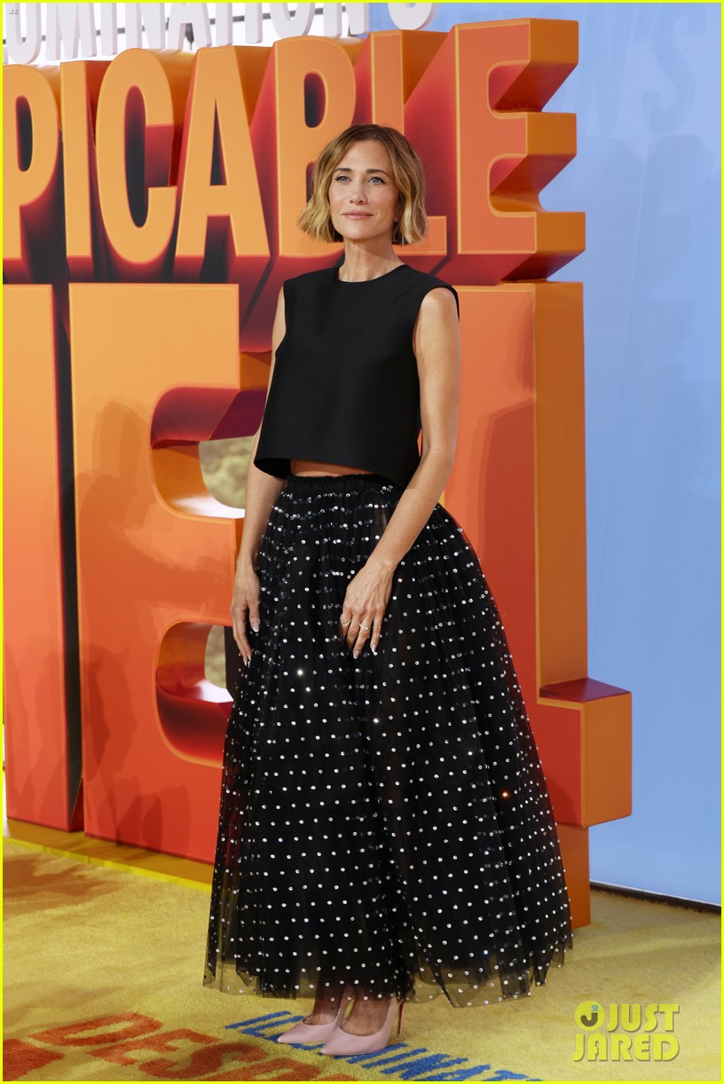 Joey King Brings a Pack of Minions (aka French Bulldogs) to 'Despicable ...