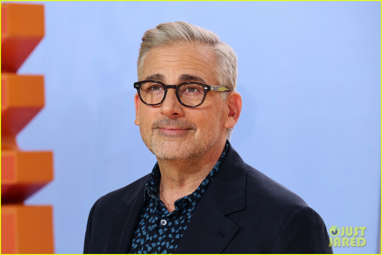 Joey King Brings a Pack of Minions (aka French Bulldogs) to 'Despicable ...