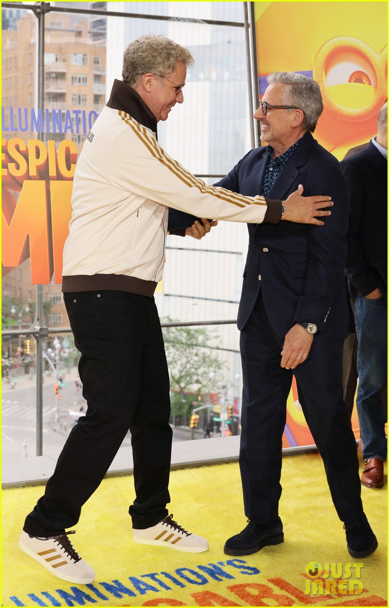 Joey King Brings a Pack of Minions (aka French Bulldogs) to 'Despicable ...