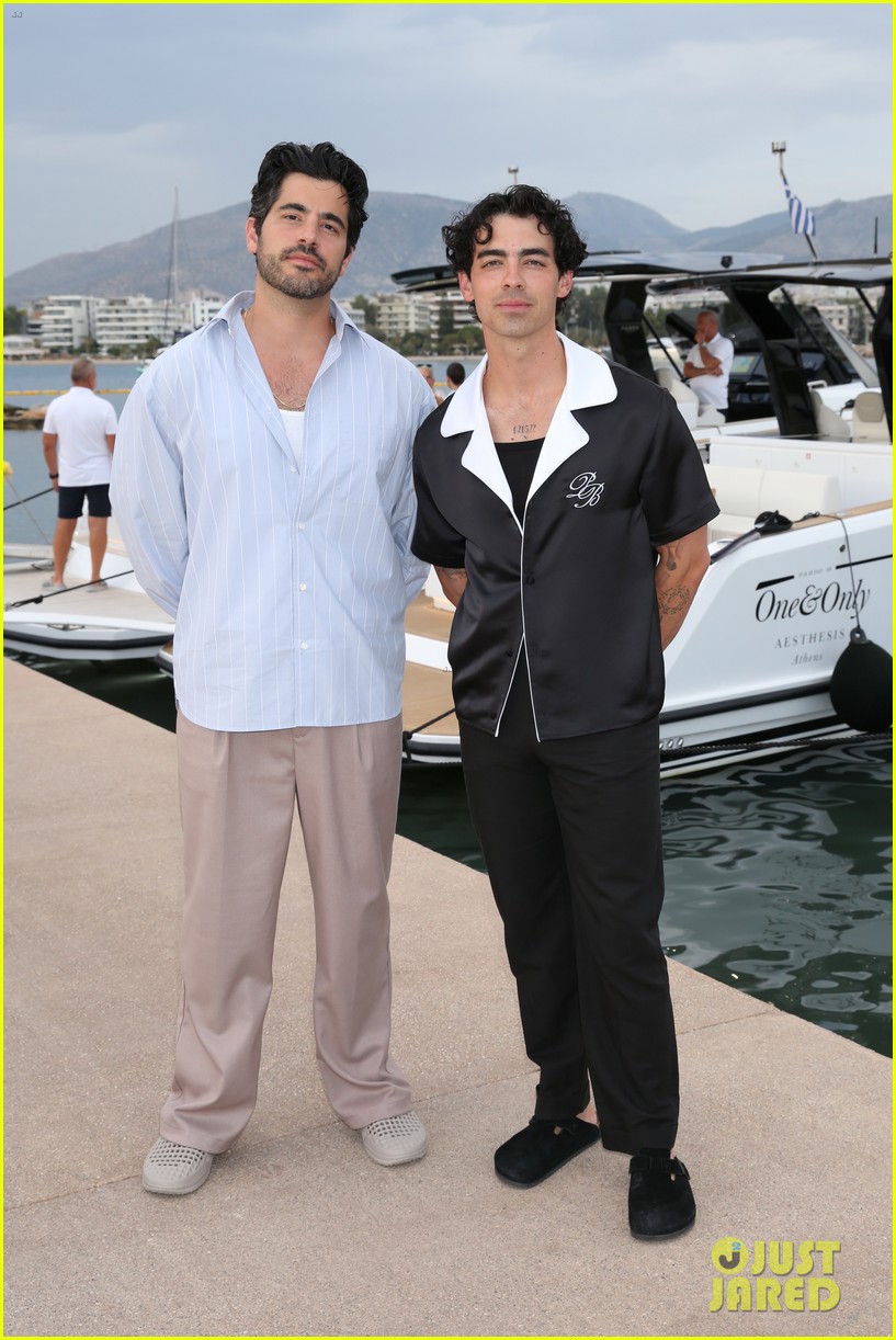 Liam Hemsworth, Joe Jonas, Kylie Minogue, & Luke Evans Attend Coldplay ...