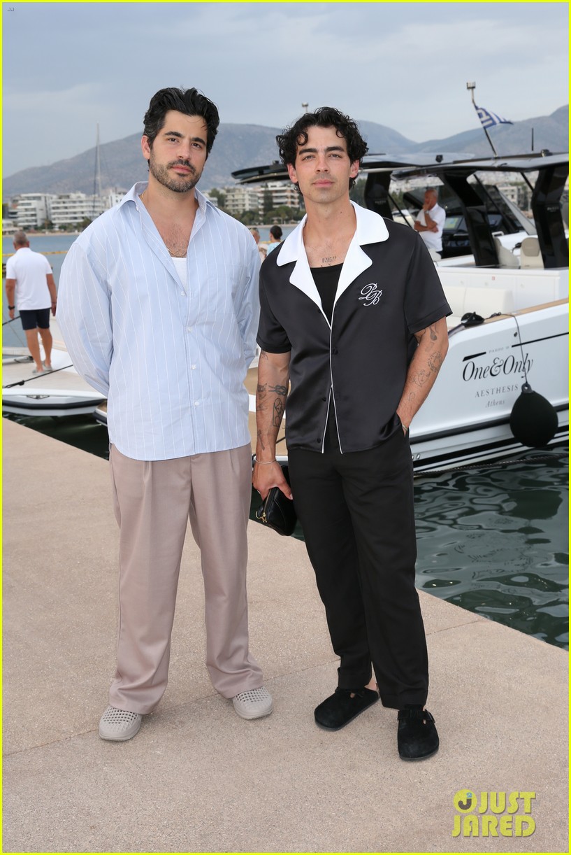 Liam Hemsworth, Joe Jonas, Kylie Minogue, & Luke Evans Attend Coldplay ...