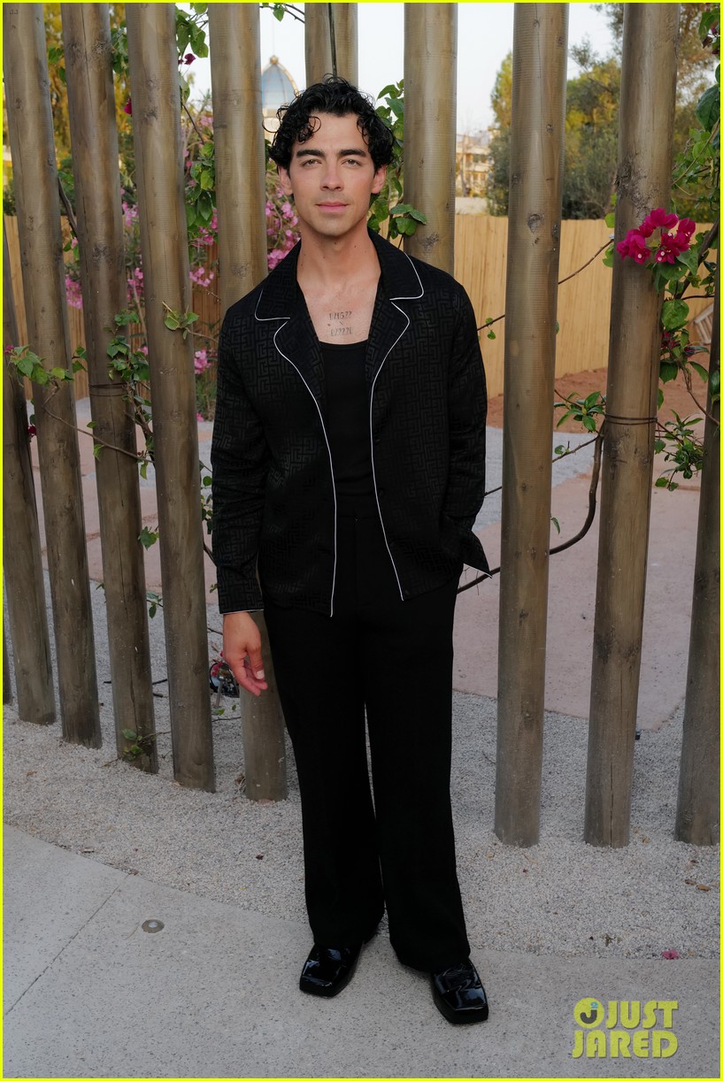 Liam Hemsworth, Joe Jonas, Kylie Minogue, & Luke Evans Attend Coldplay ...