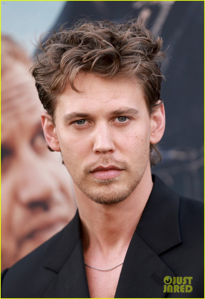 Kaia Gerber & Austin Butler Kiss on the Red Carpet at 'The Bikeriders ...