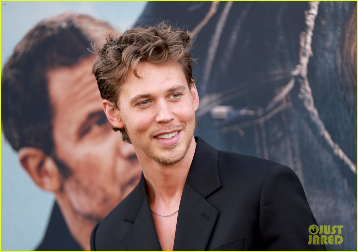 Kaia Gerber & Austin Butler Kiss on the Red Carpet at 'The Bikeriders ...