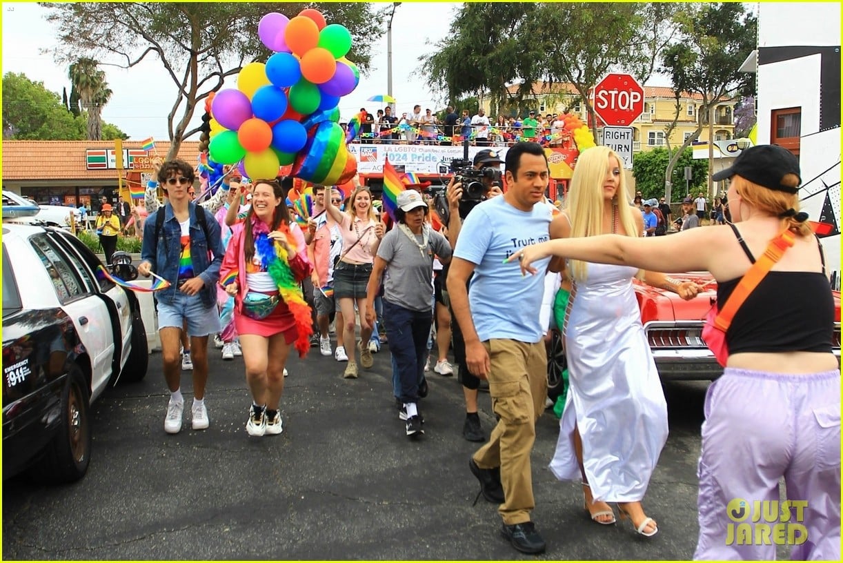 Kal Penn & Abbie Cornish Film Anna Nicole Smith Movie 'Trust Me, I'm a ...