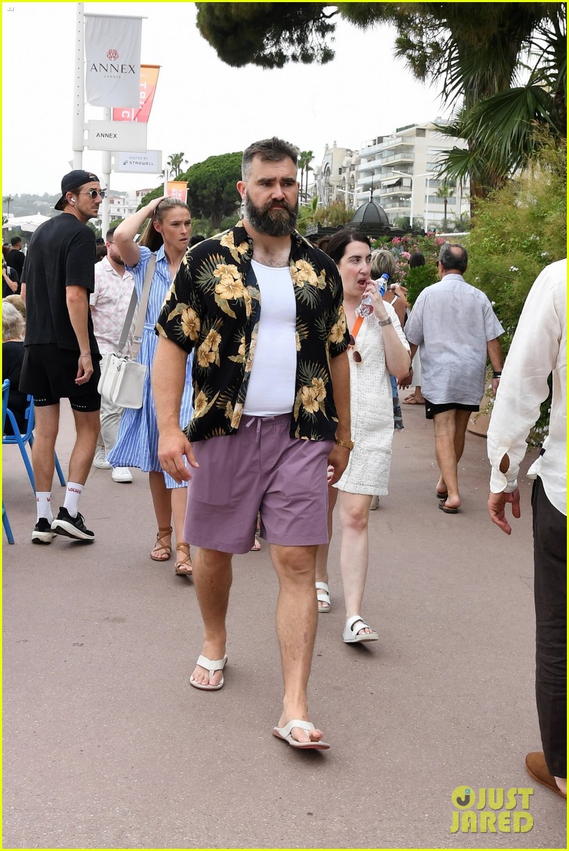 Travis Kelce Along with Brother Jason Kelce & Wife Kylie Enjoy Day Out ...