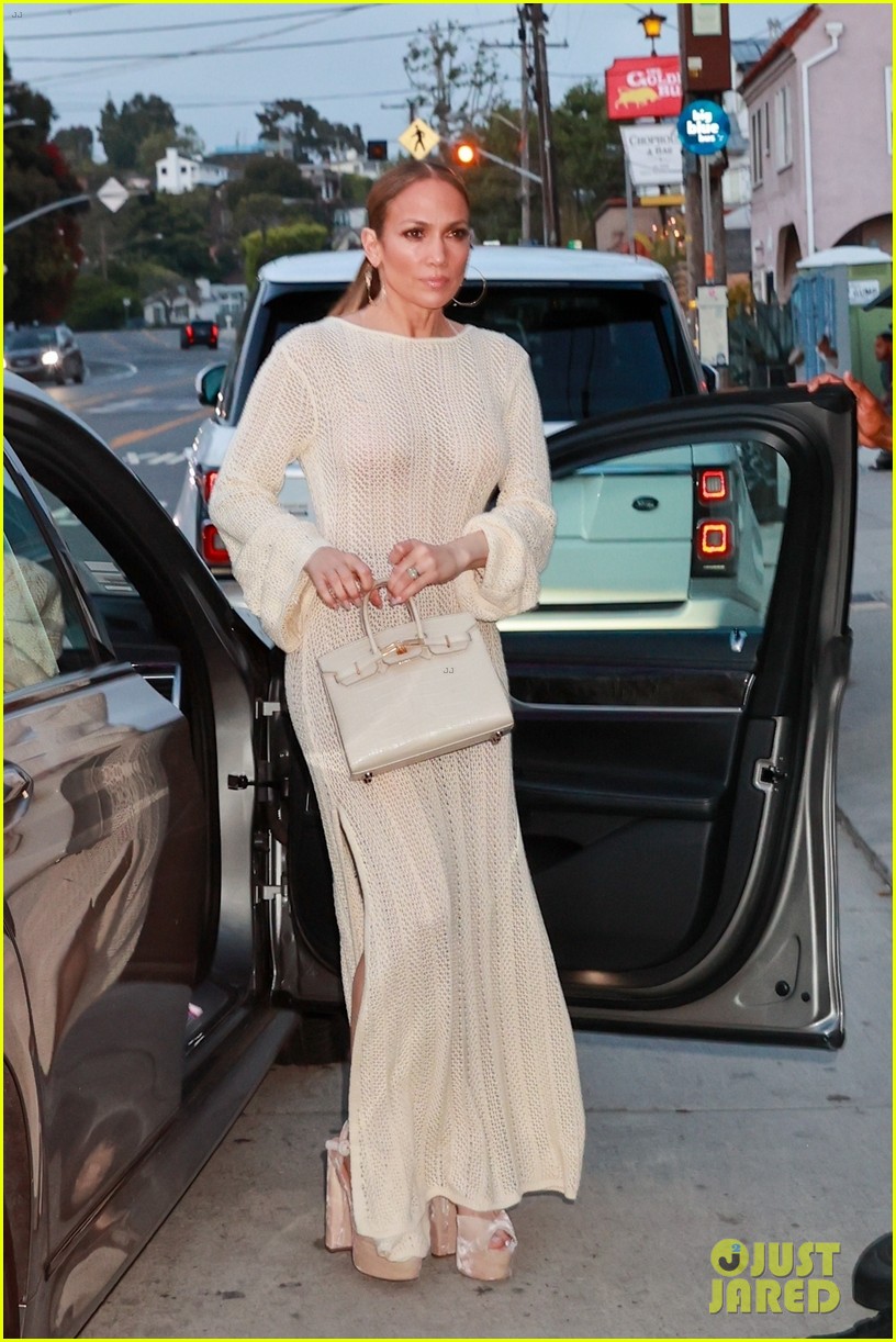 Jennifer Lopez Wows in Gorgeous Dress During Outing Amid Rumors She ...