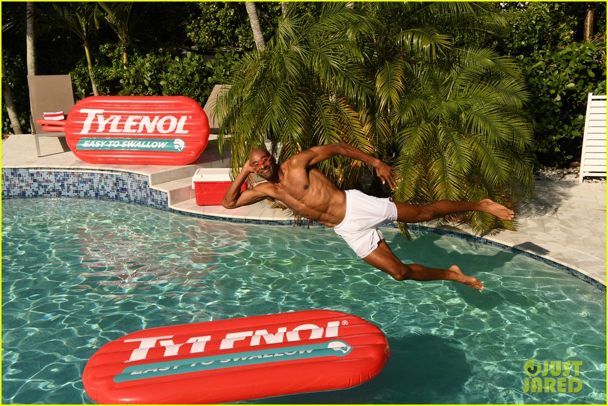 The Bachelor's Matt James Goes Shirtless in New Poolside Photos, Talks ...