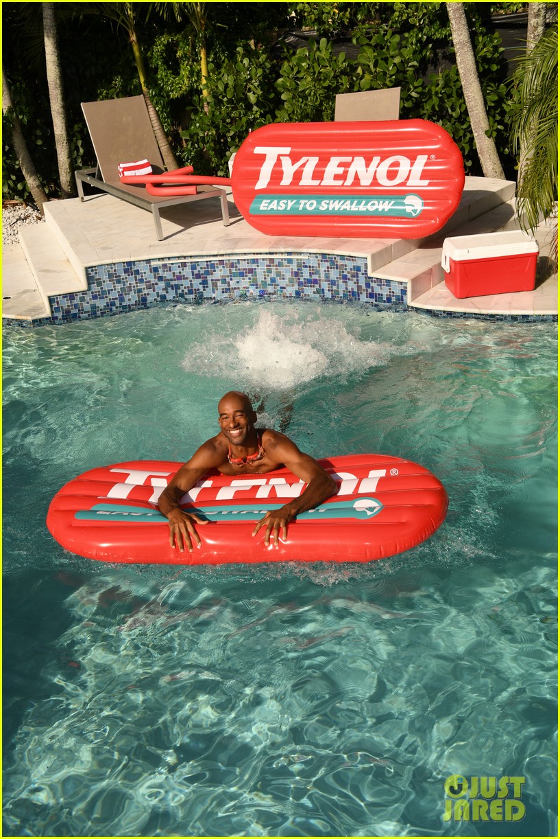 The Bachelor's Matt James Goes Shirtless in New Poolside Photos, Talks ...