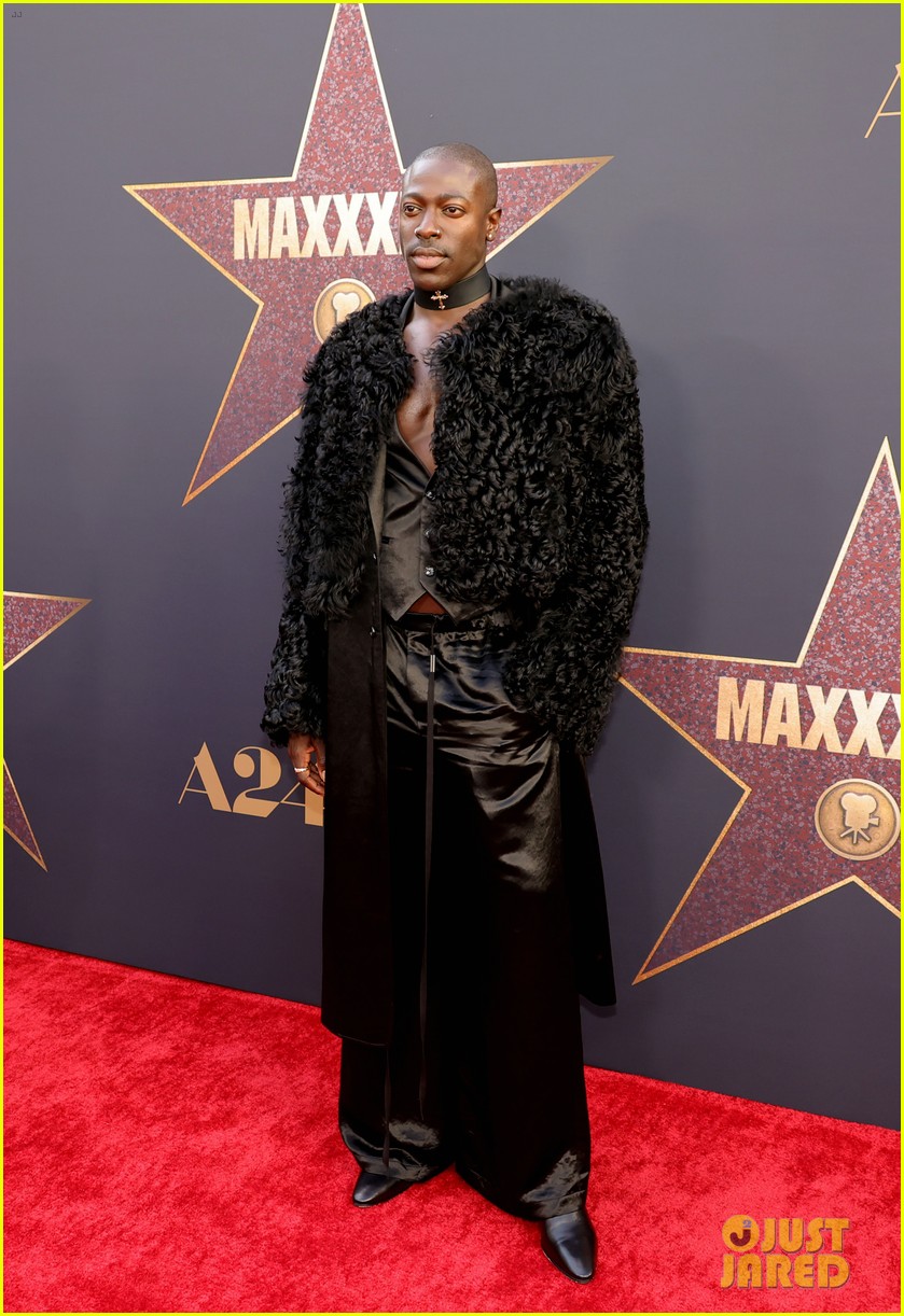 Halsey Wows in Revealing Gold Dress at 'MaXXXine' L.A. Premiere with ...