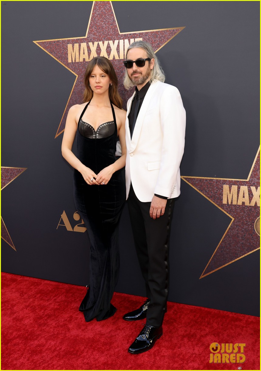 Halsey Wows in Revealing Gold Dress at 'MaXXXine' L.A. Premiere with ...