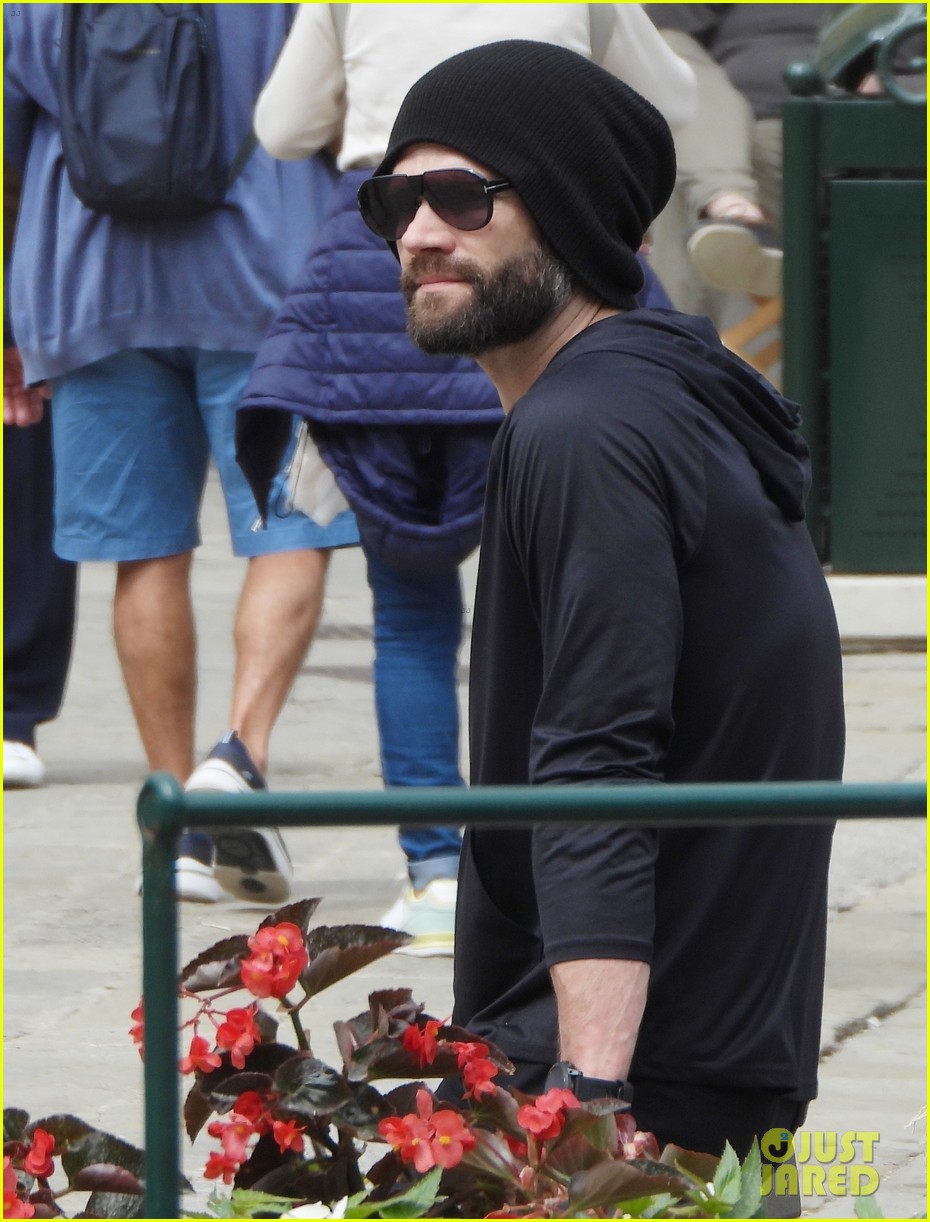 Jared Padalecki & Wife Genevieve Share Sweet Kiss on Family Vacation in ...