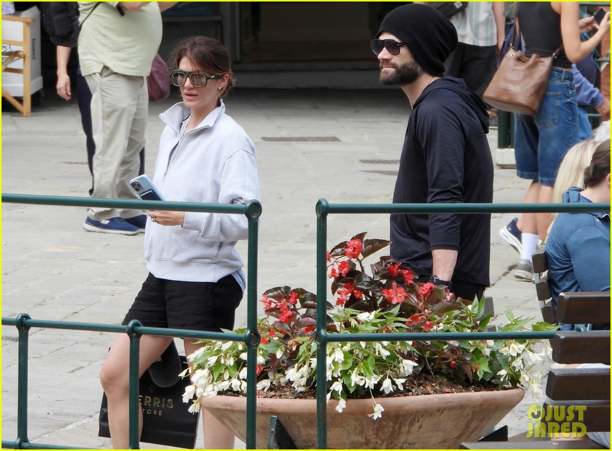 Jared Padalecki & Wife Genevieve Share Sweet Kiss on Family Vacation in ...