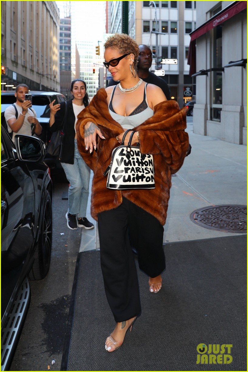 Rihanna Shows Off Natural Hair Ahead of Fenty Hair Launch During NYC Outing: Photo 5048166 ...