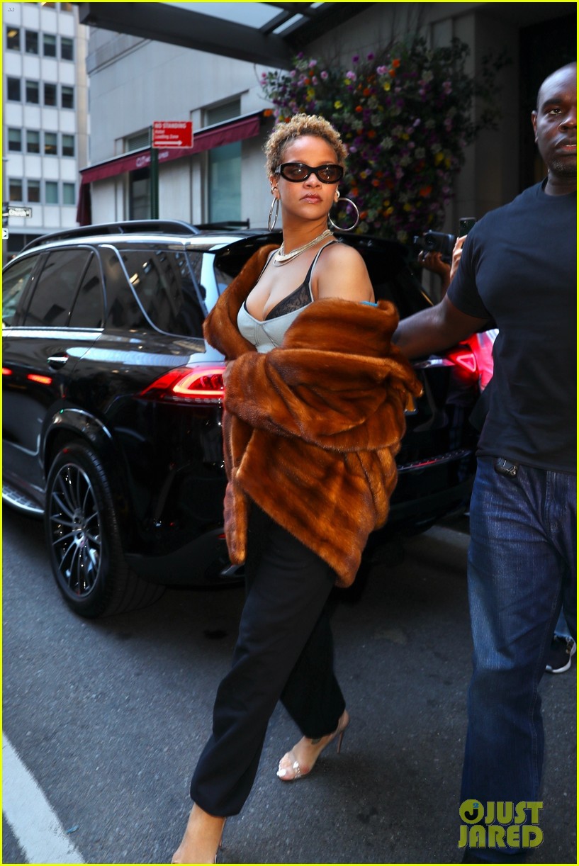 Rihanna Shows Off Natural Hair Ahead of Fenty Hair Launch During NYC Outing: Photo 5048167 ...