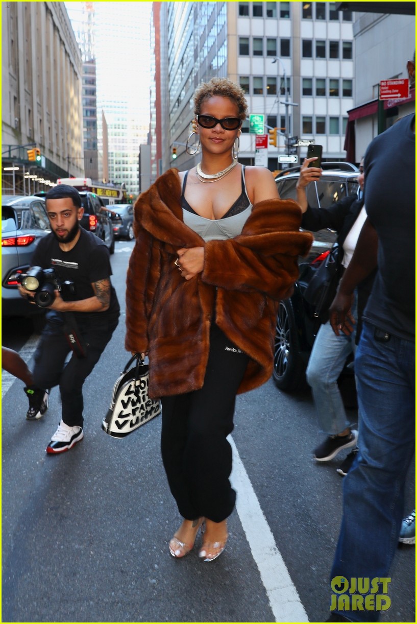 Rihanna Shows Off Natural Hair Ahead of Fenty Hair Launch During NYC Outing: Photo 5048169 ...