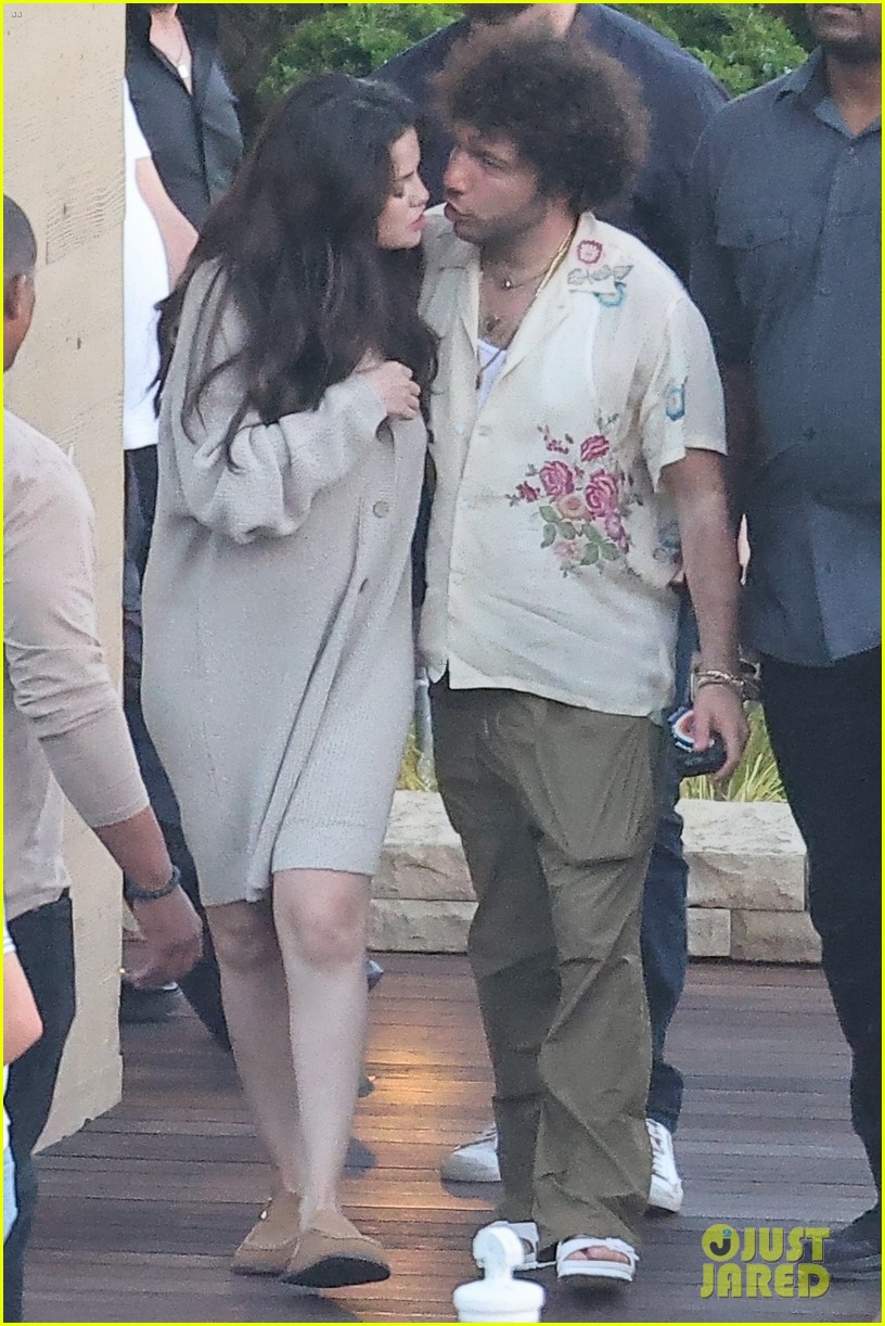 Selena Gomez & Benny Blanco Share Sweet Kiss During Date Night in Malibu: Photo 5049276 | Benny ...
