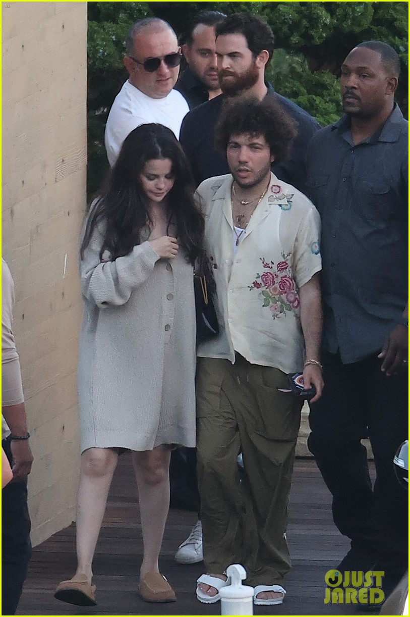 Selena Gomez & Benny Blanco Share Sweet Kiss During Date Night in Malibu: Photo 5049279 | Benny ...
