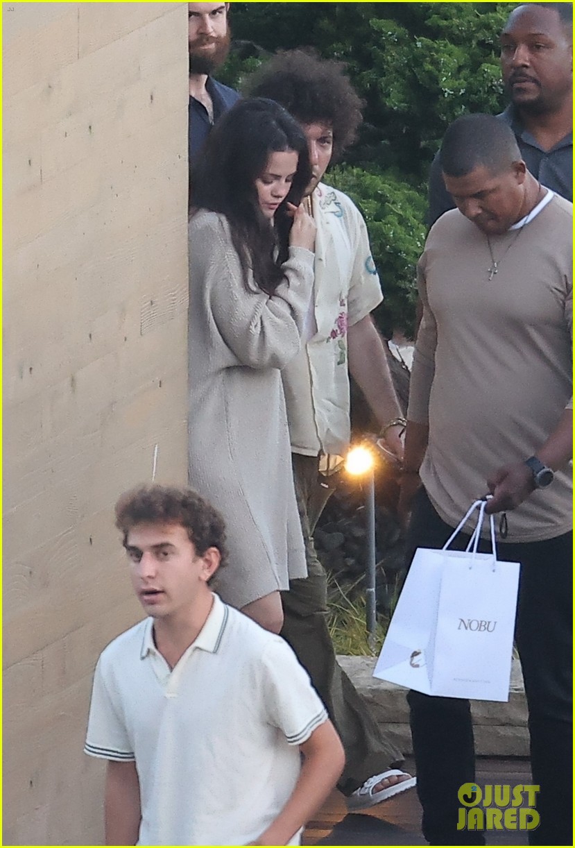 Selena Gomez & Benny Blanco Share Sweet Kiss During Date Night in Malibu: Photo 5049281 | Benny ...